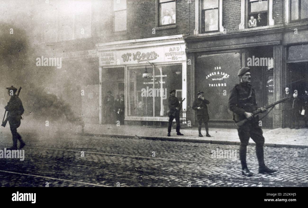 British soldiers of the Scottish Division on the street in Dublin ...