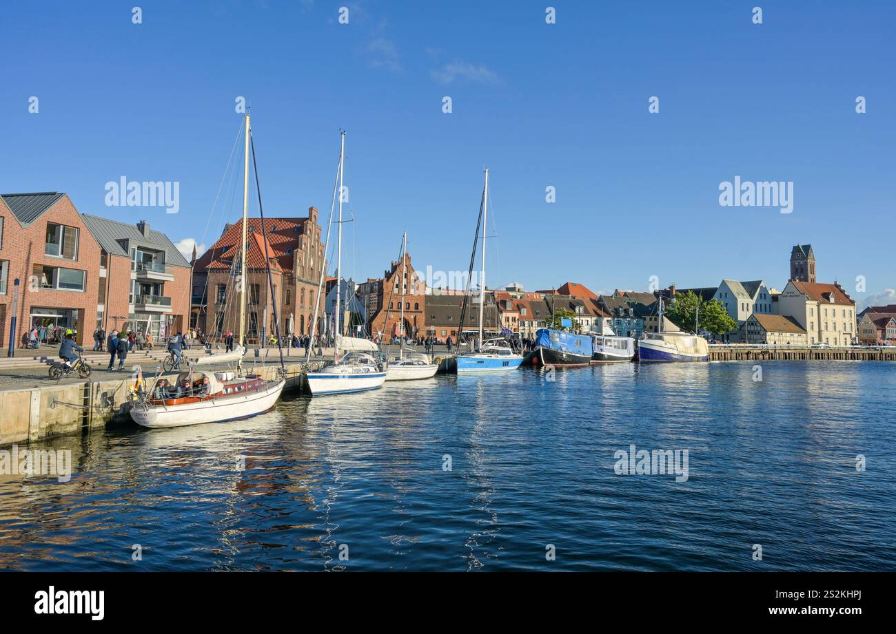 Kai, Segelschiffe, Alter Hafen, hinten das Wassertor, Wismar ...