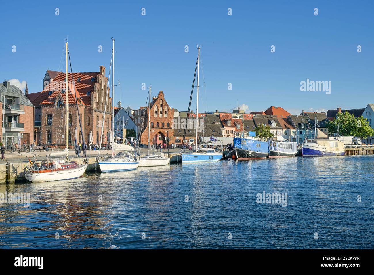 Kai, Segelschiffe, Alter Hafen, hinten das Wassertor, Wismar ...