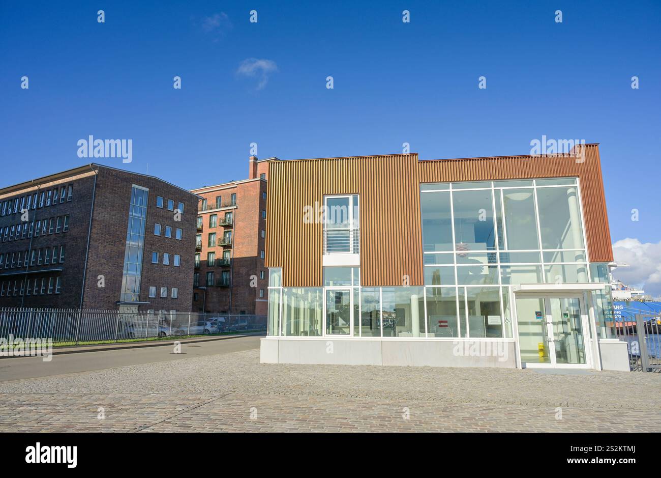 Modernes Hafengebäude, Seehafen, Wismar, Mecklenburg-Vorpommern ...