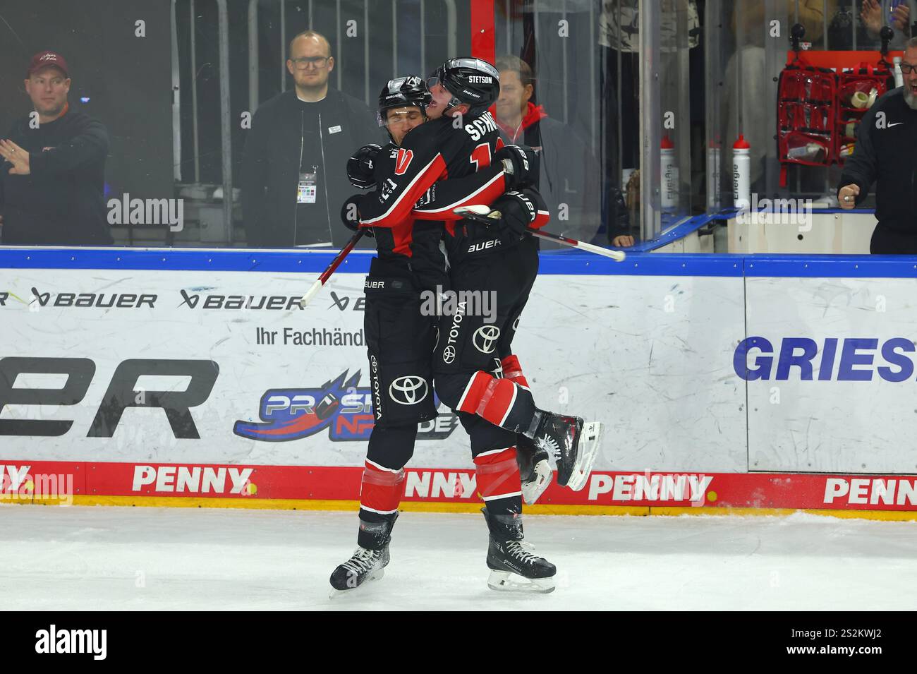 Alexandre Grenier (Koeln, links) und Justin Schuetz (Koeln) feiern das ...