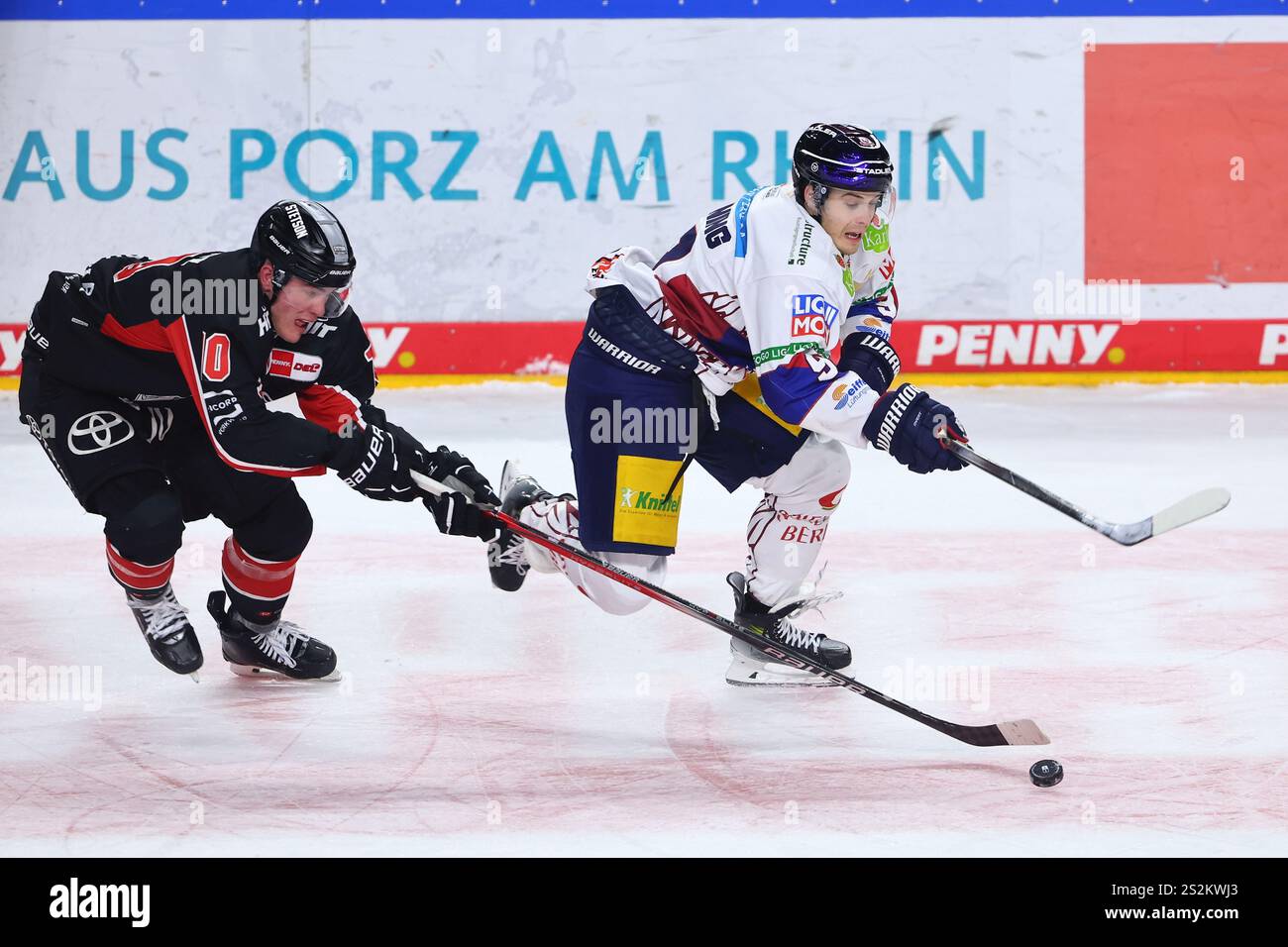 Justin Schuetz (Koeln) im Laufduell mit Ty Ronning (Berlin) Koelner ...