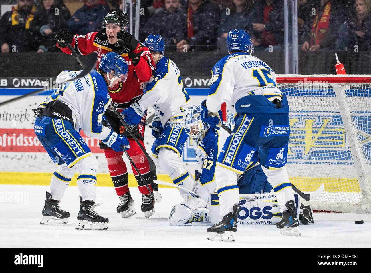 250107 Luleås Jonas Berglund jublar efter 4-4 bakom Leksands målvakt Jakob Hellsten under ...