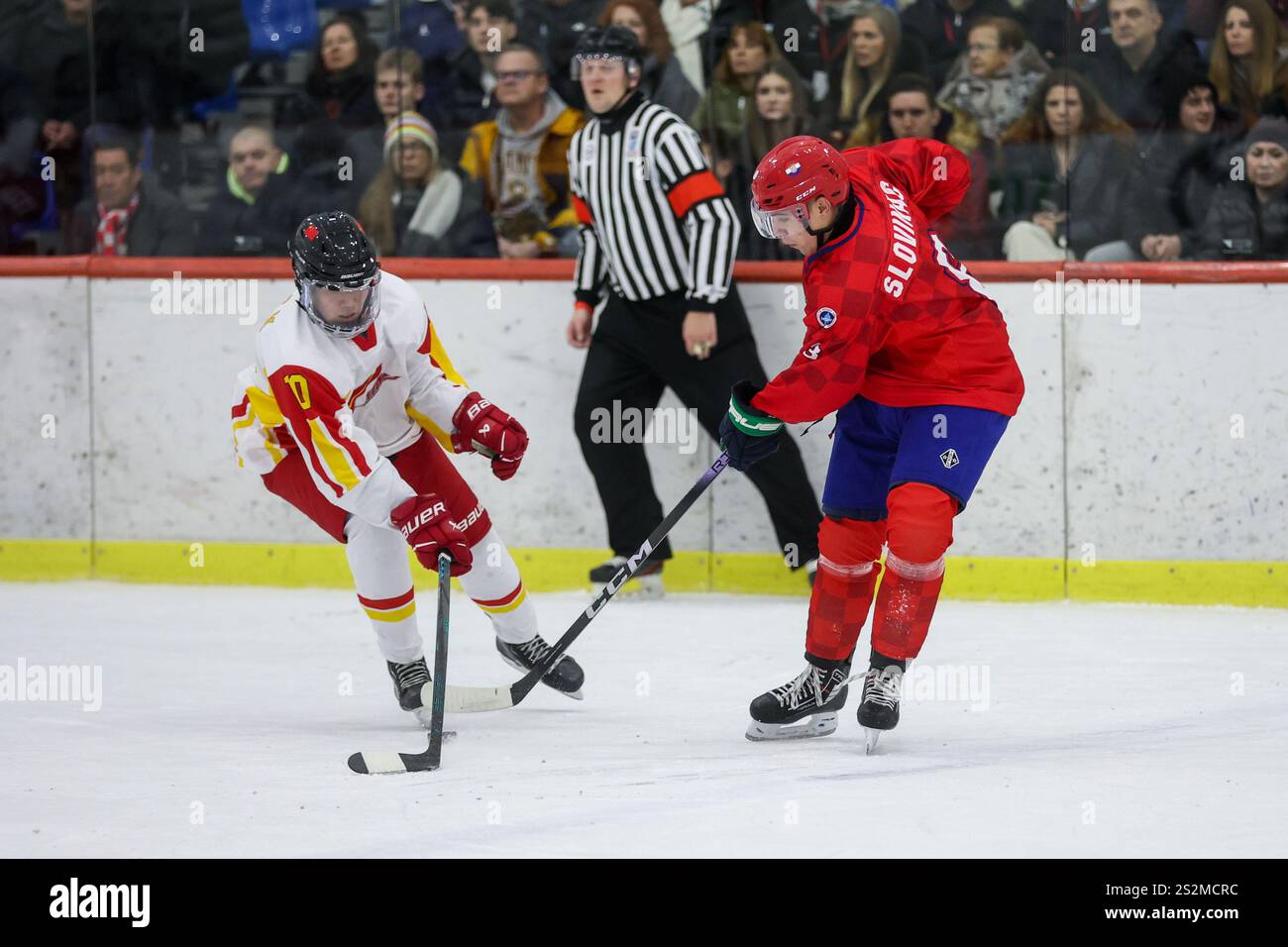 Zagreb, Croatia. 07th Jan, 2025. Sixiong Jiang of China battles for the ...