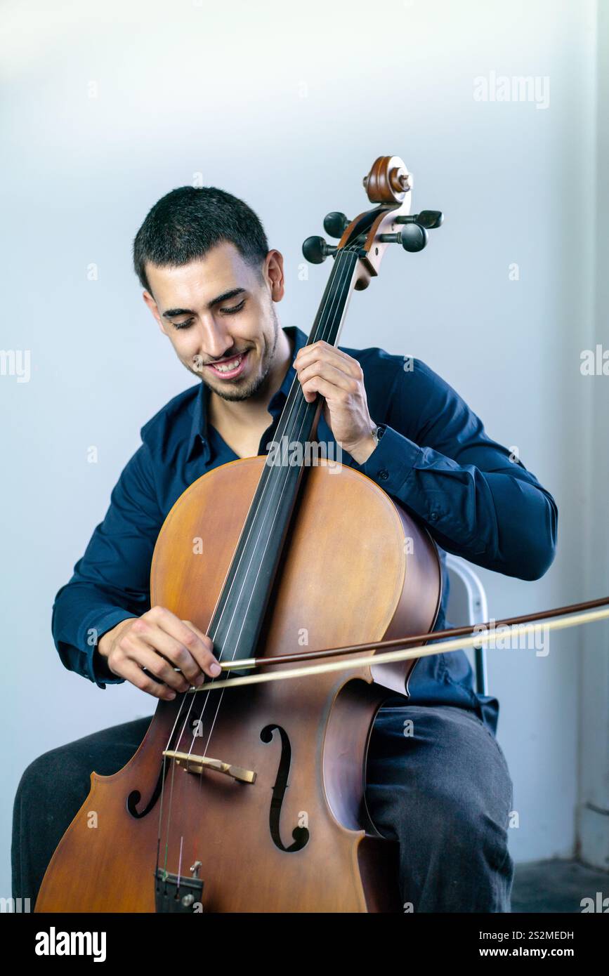 American playing cello hi-res stock photography and images - Alamy