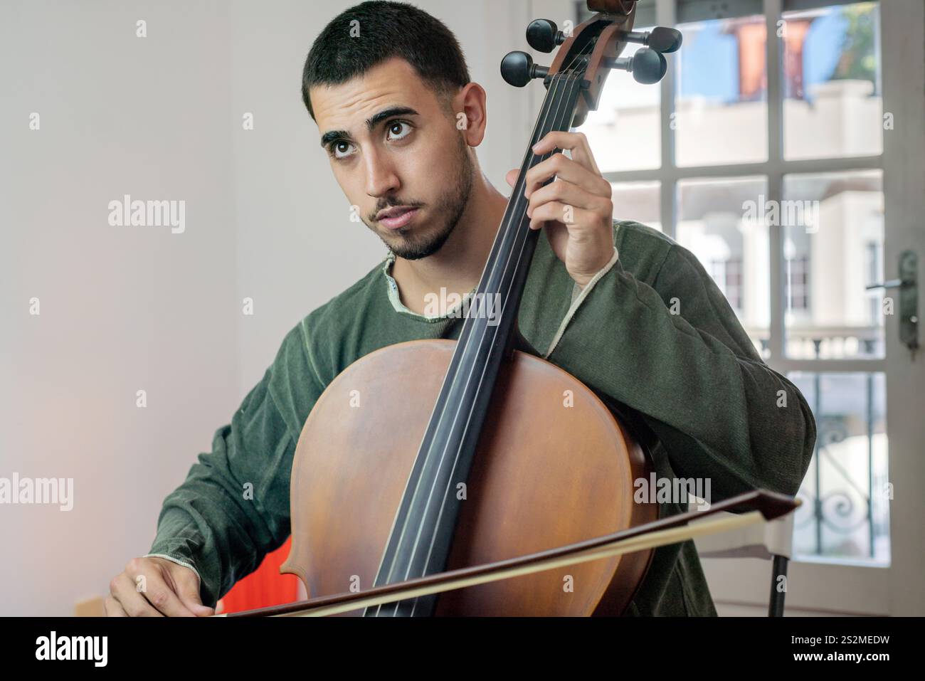 American playing cello hi-res stock photography and images - Alamy