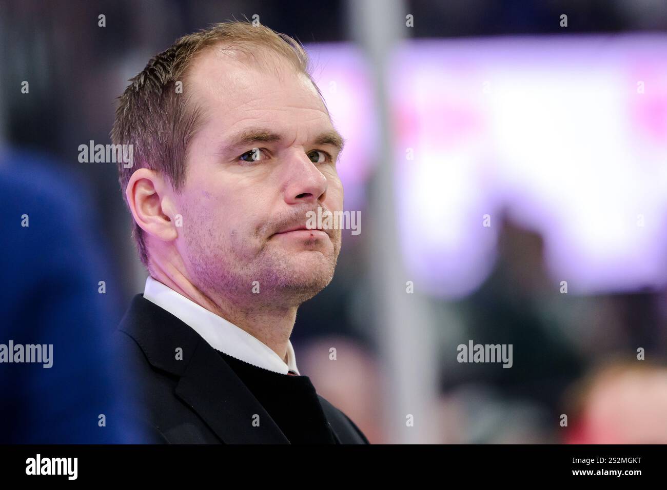 Karlstad, Sverige. 07th Jan, 2025. 250107 Färjestads tränare Thomas Mitell under ishockeymatchen ...