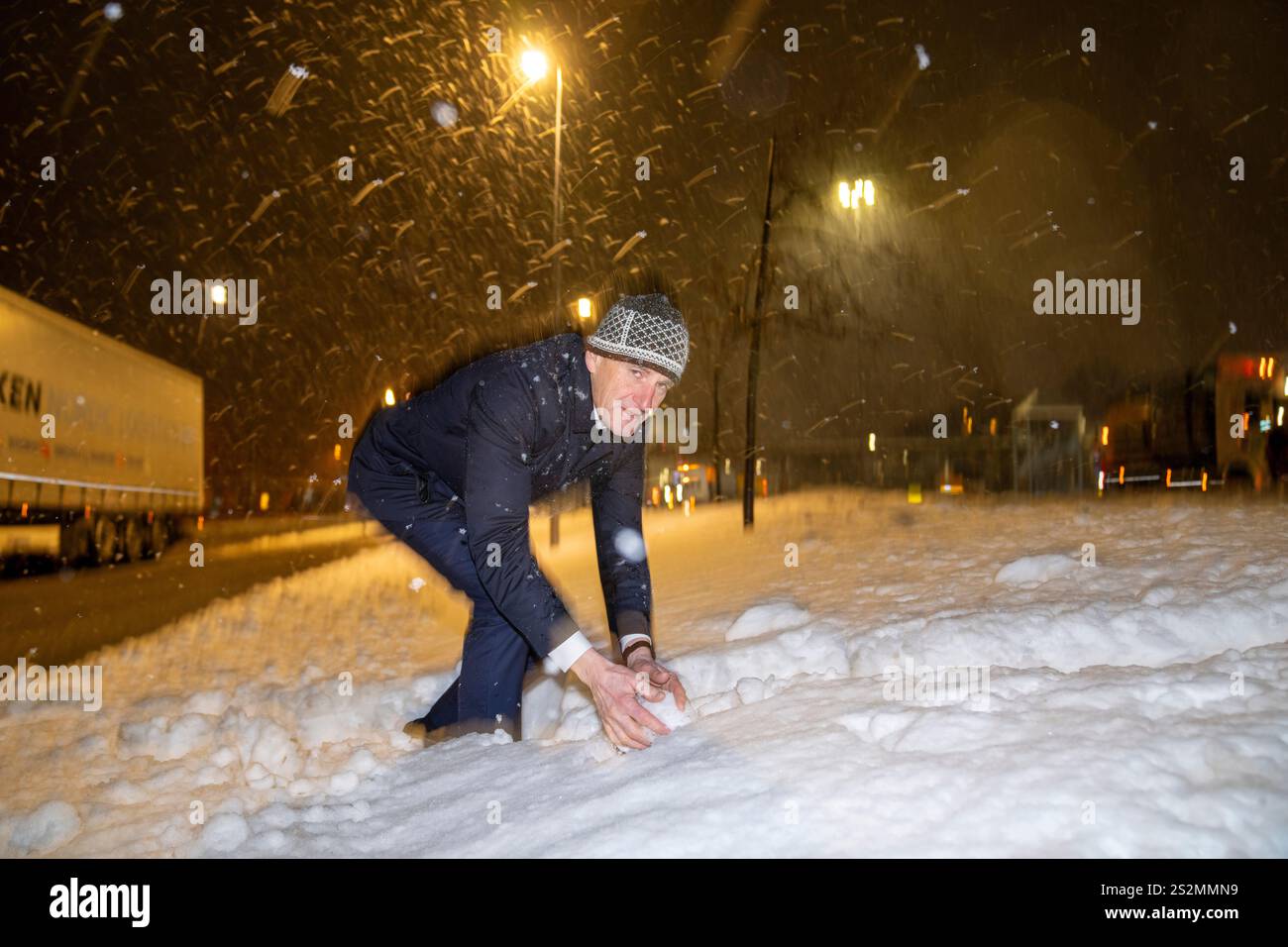 Oslo 20250107. In heavy snow, Norwegian Prime Minister Jonas Gahr Store ...