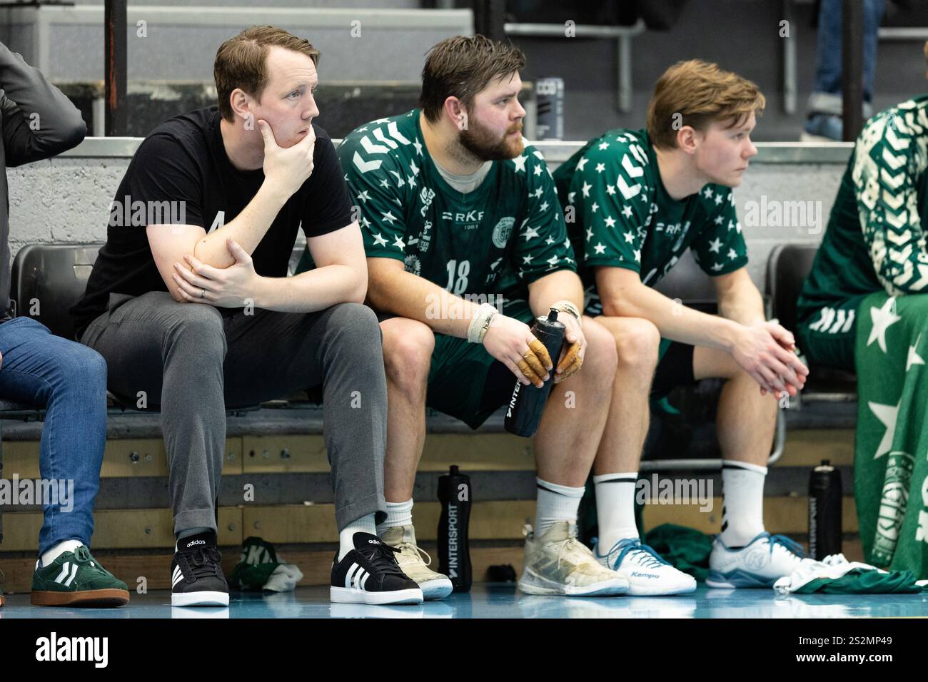 250107 Kroppskulturs tränare Pontus Ward Wiklund under handbollsmatchen ...