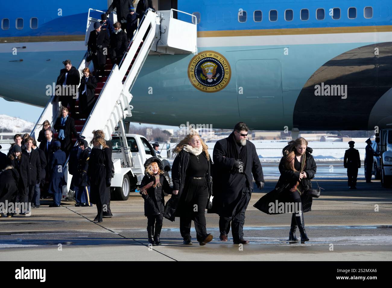 Members of the Carter family arrive on Special Air Mission 39 before ...