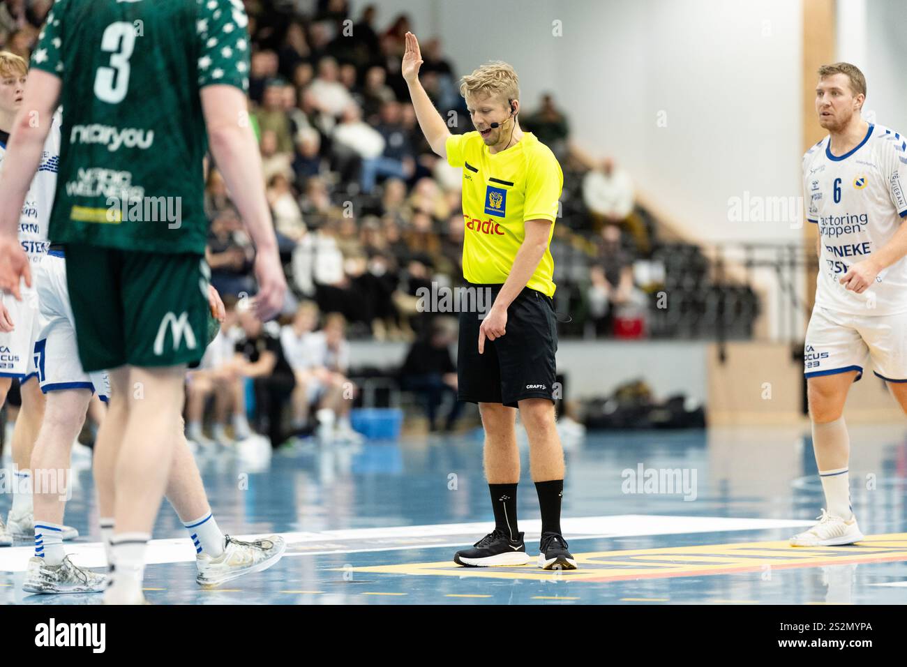 250107 Domare Casper Axell under handbollsmatchen i Division 1 södra ...