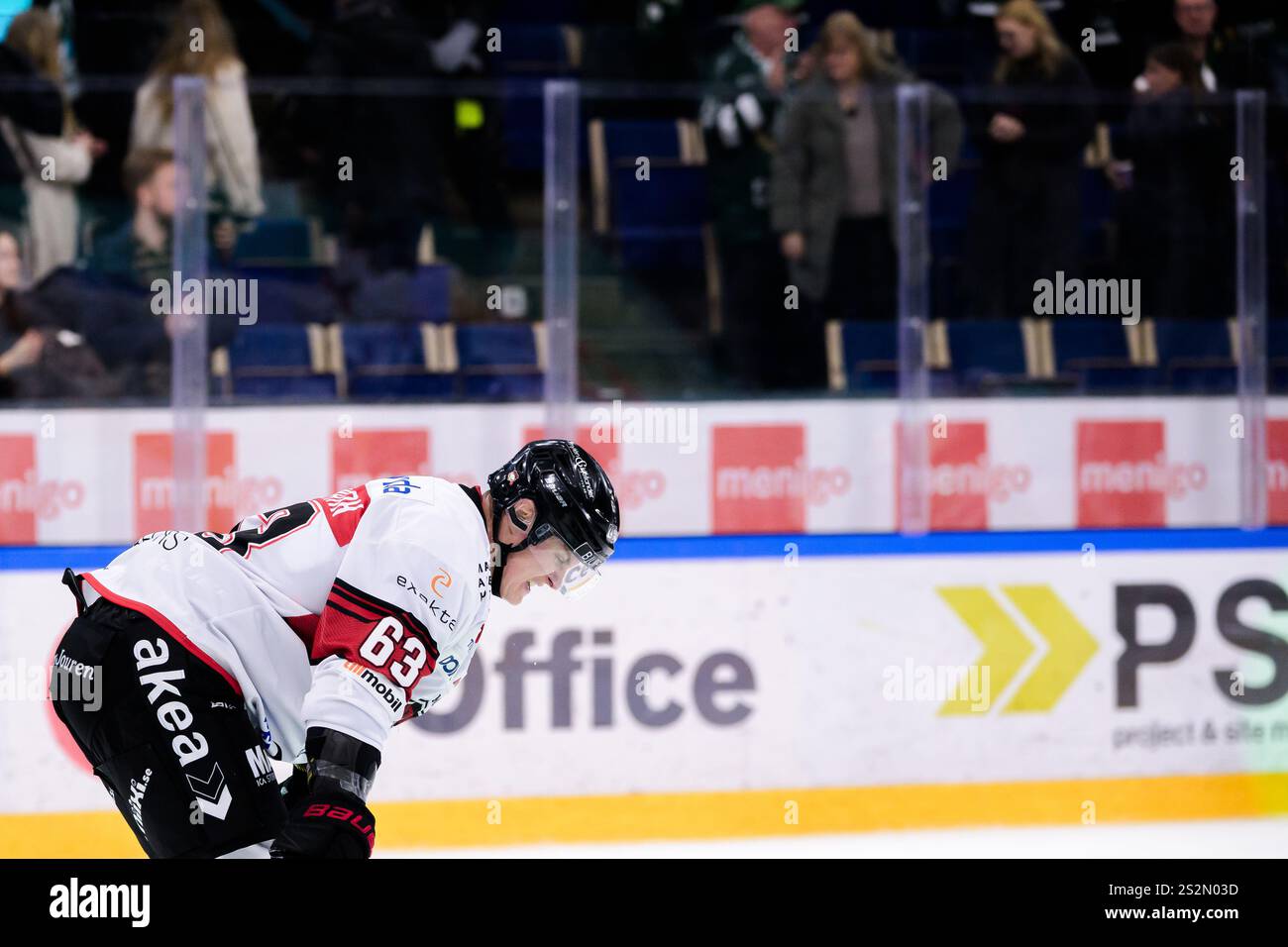 Karlstad, Sverige. 07th Jan, 2025. 250107 Malmö Redhawks Fredrik Händemark deppar efter ...