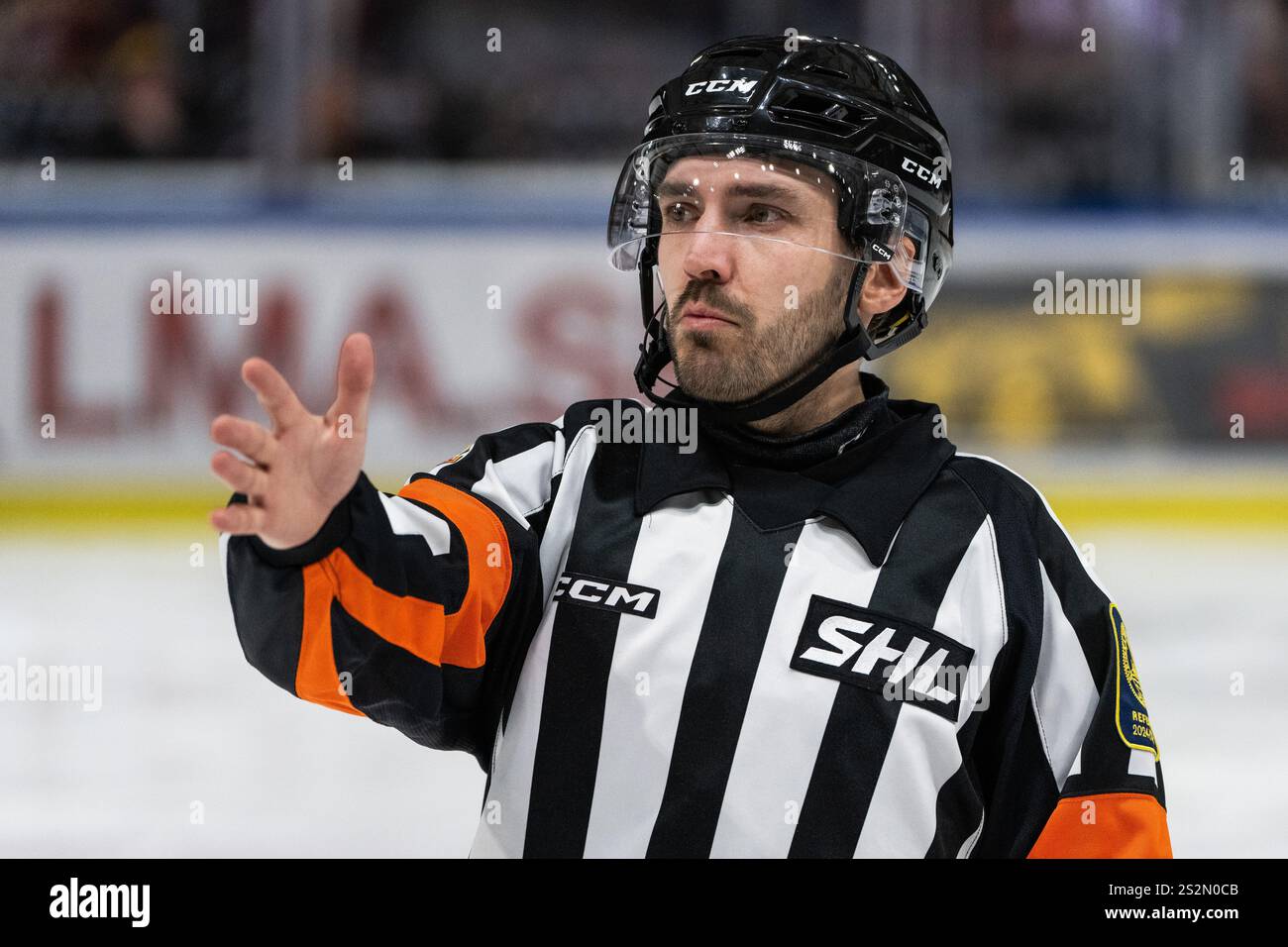 250107 Domare Mattias Enroth under ishockeymatchen i SHL mellan Luleå ...