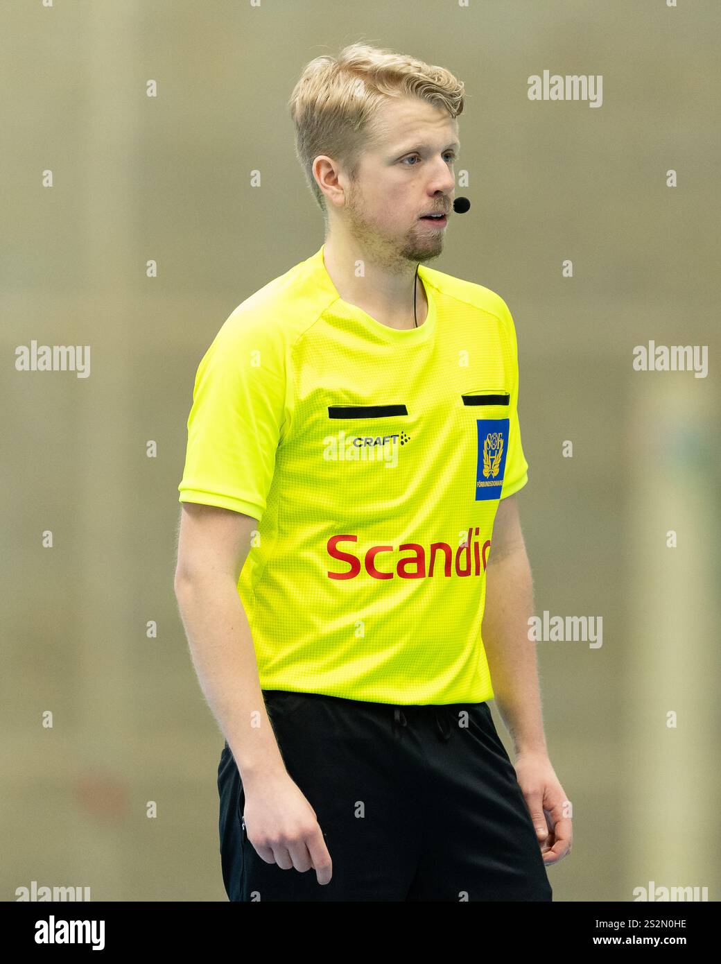 250107 Domare Casper Axell under handbollsmatchen i Division 1 södra ...