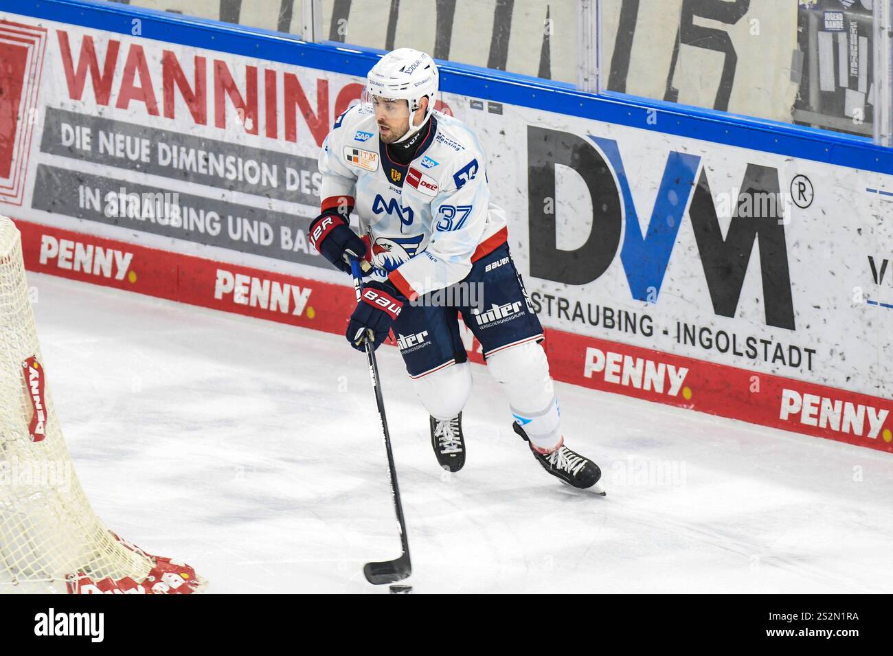 Zachary James Leslie (Adler Mannheim), GER, Straubing Tigers vs. Adler ...