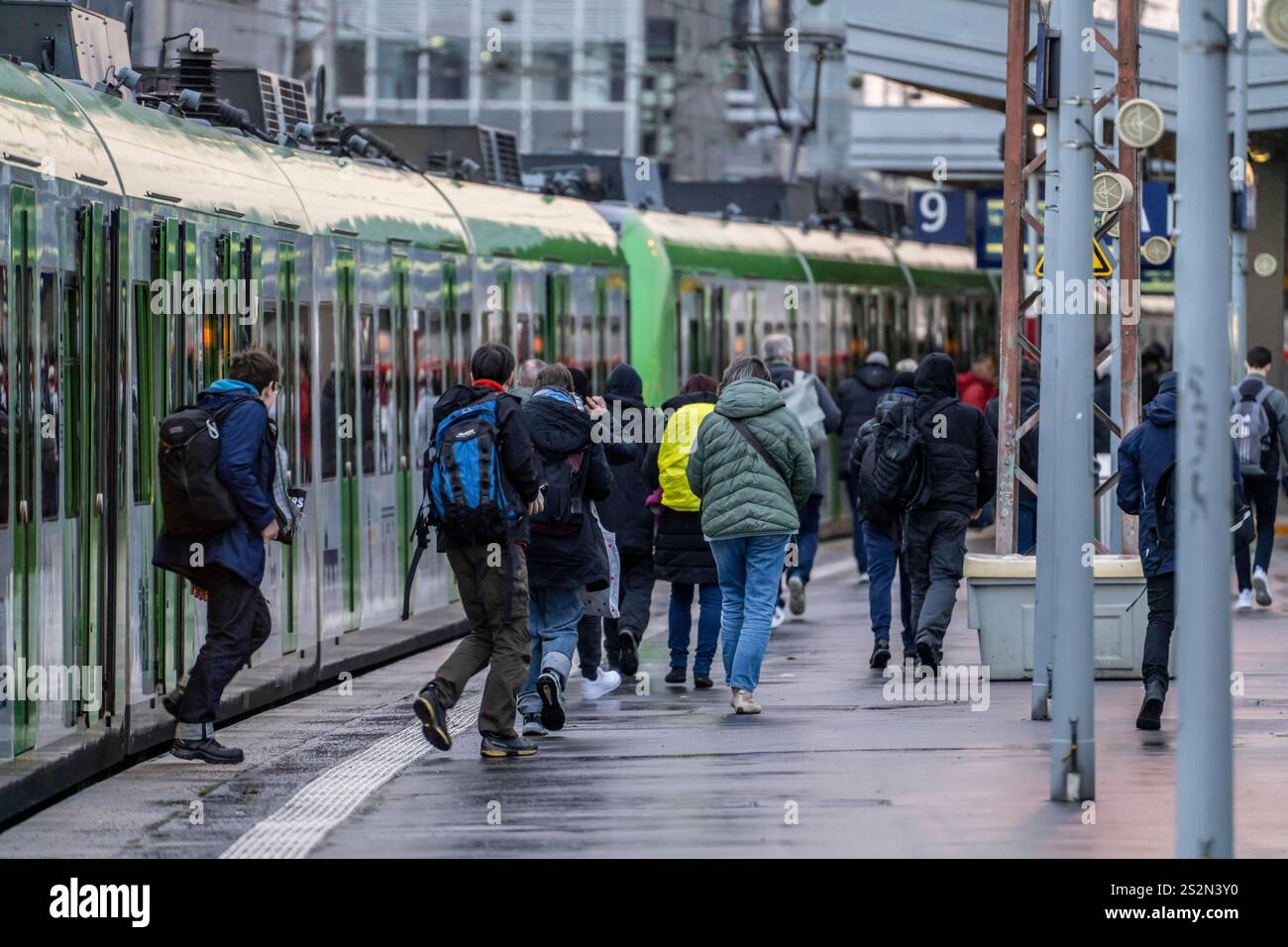 Hauptbahnhof Essen, Fahrgäste auf den Bahnsteigen verlassen einen S ...