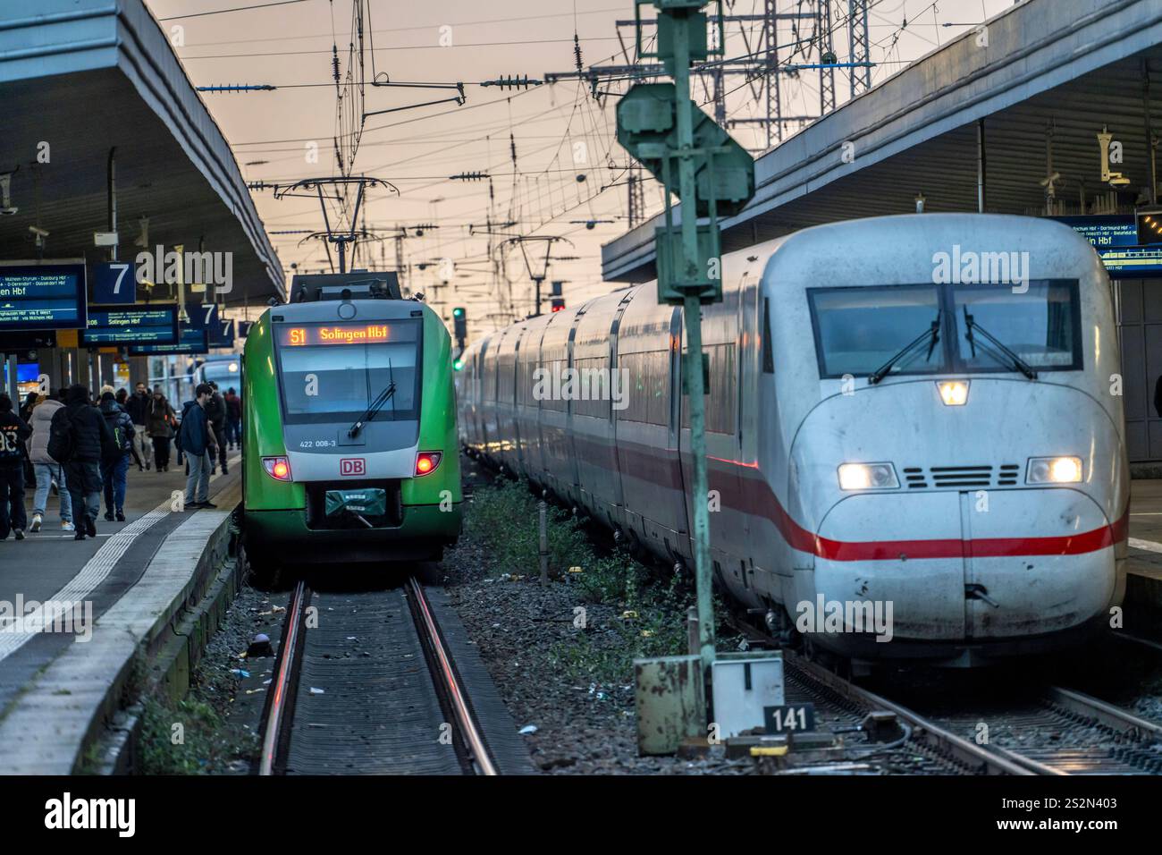 Hauptbahnhof Essen, Fahrgäste auf den Bahnsteigen S-Bahn Zug und ICE ...