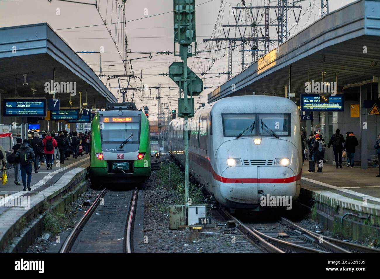 Hauptbahnhof Essen, Fahrgäste auf den Bahnsteigen S-Bahn Zug und ICE ...