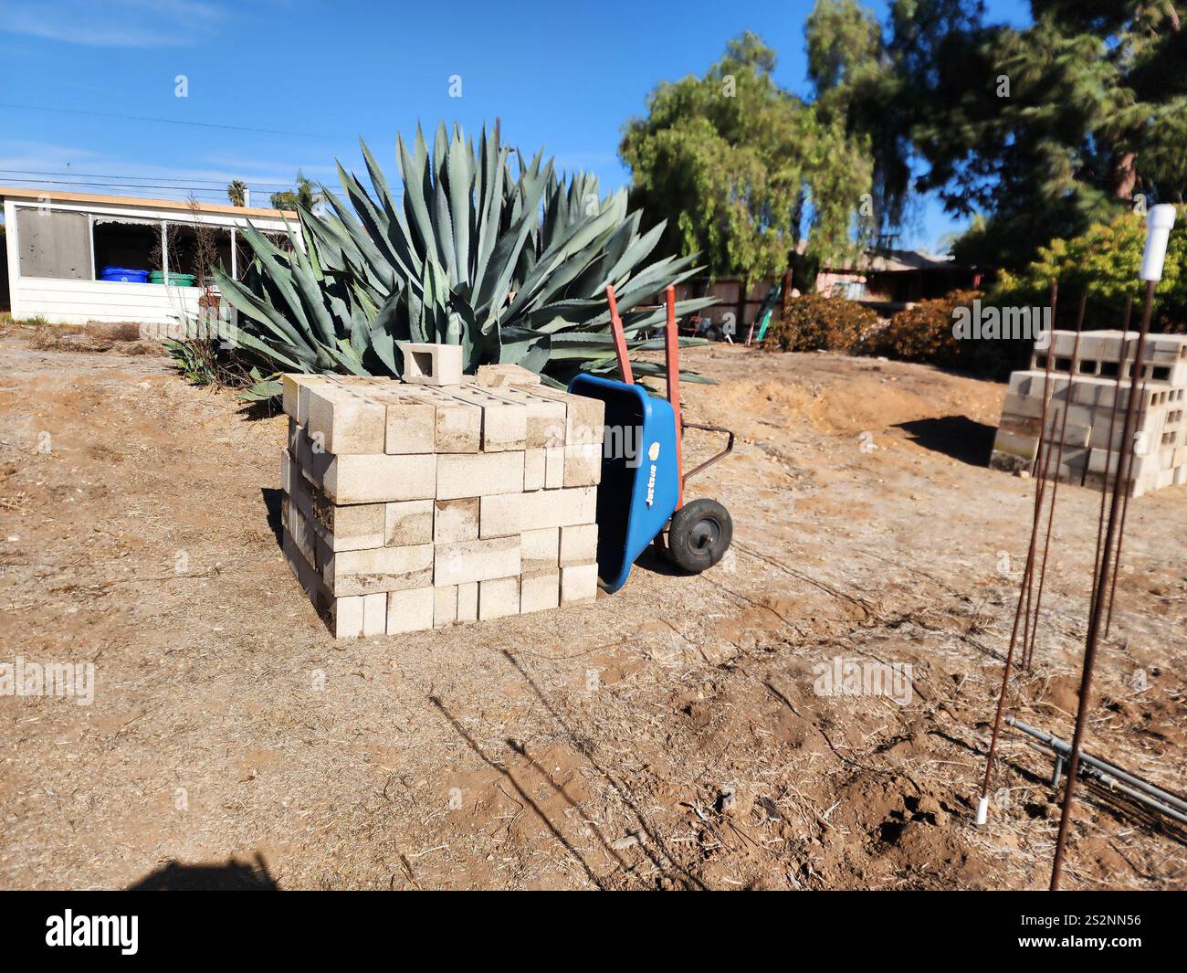 Stacked cinder blocks hi-res stock photography and images - Alamy