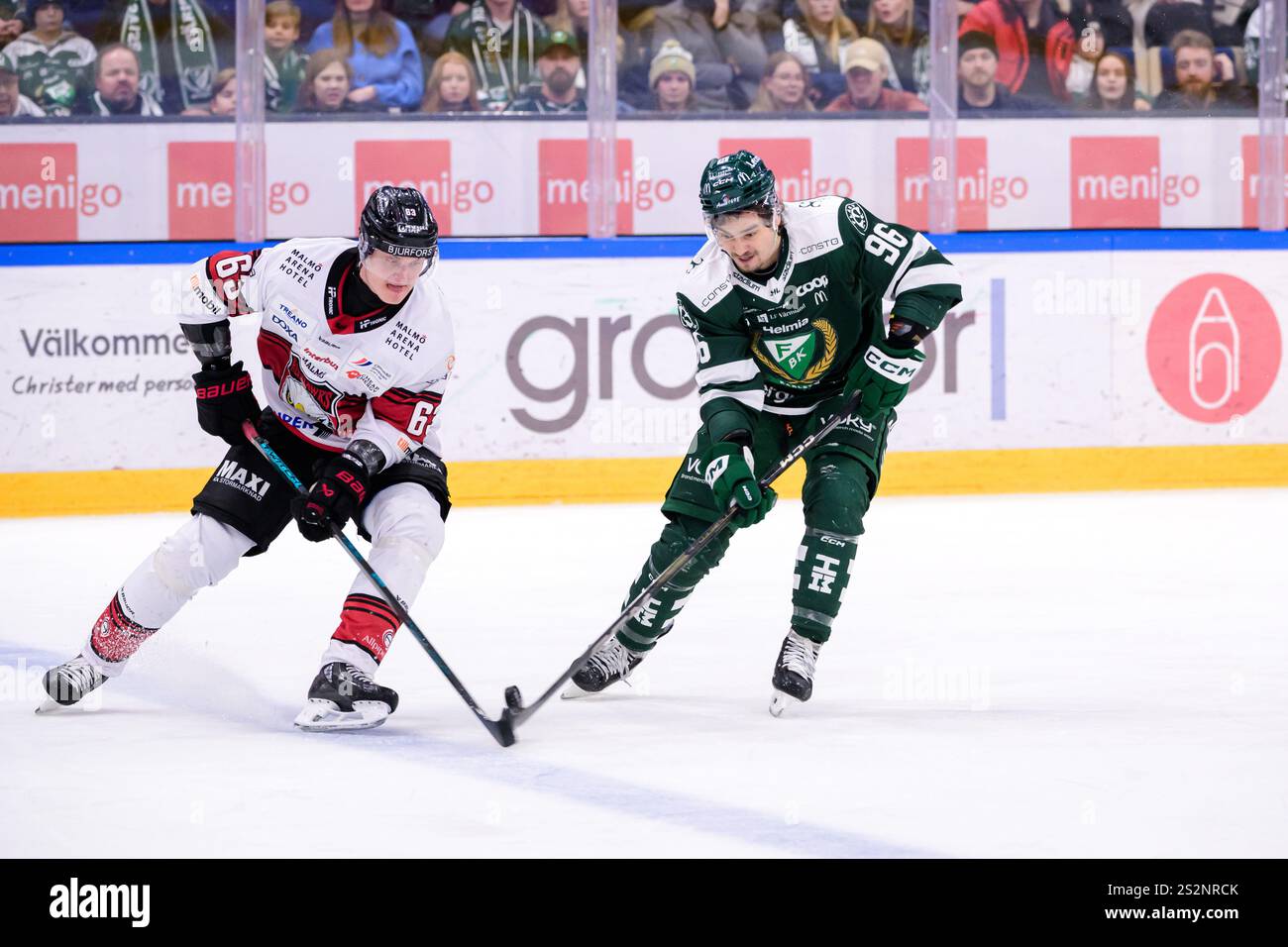 Karlstad, Sverige. 07th Jan, 2025. 250107 Malmö Redhawks Fredrik Händemark och Färjestads David ...