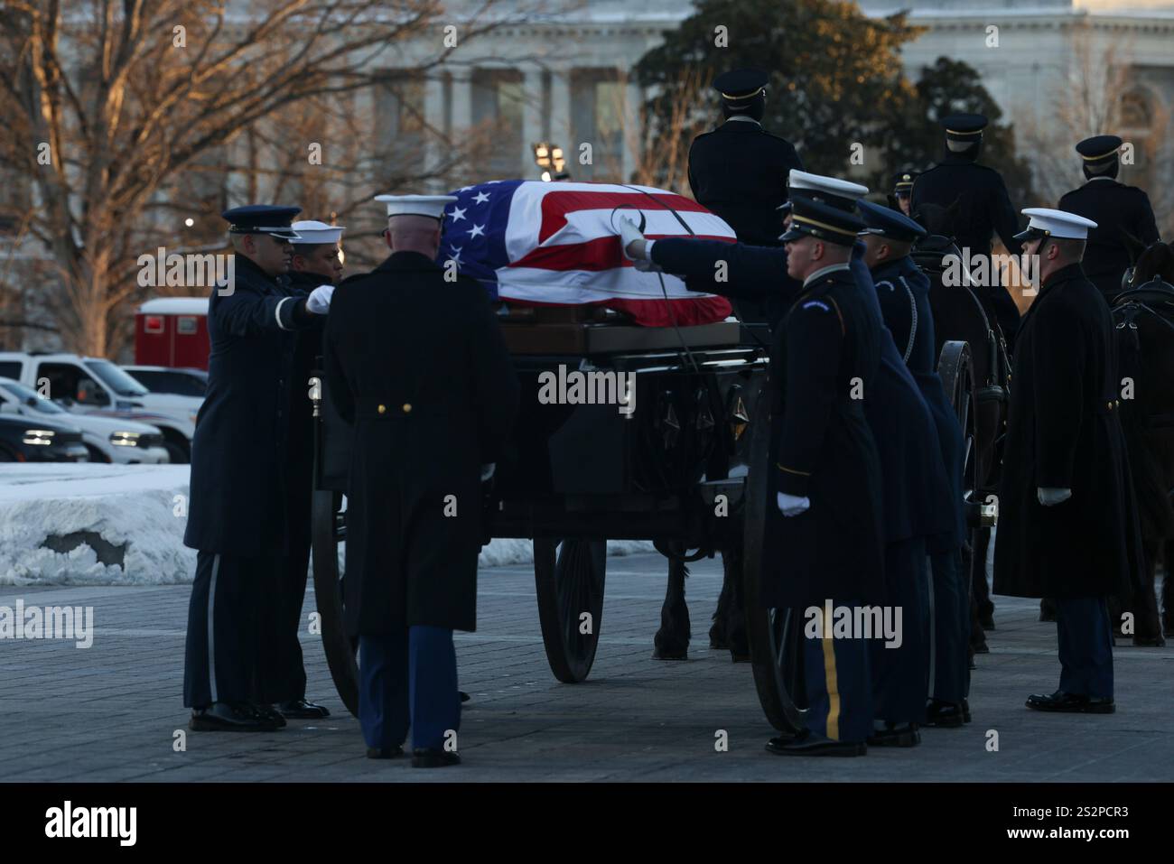 A horse-drawn caisson of the U.S. Army's Caisson Detachment arrives ...