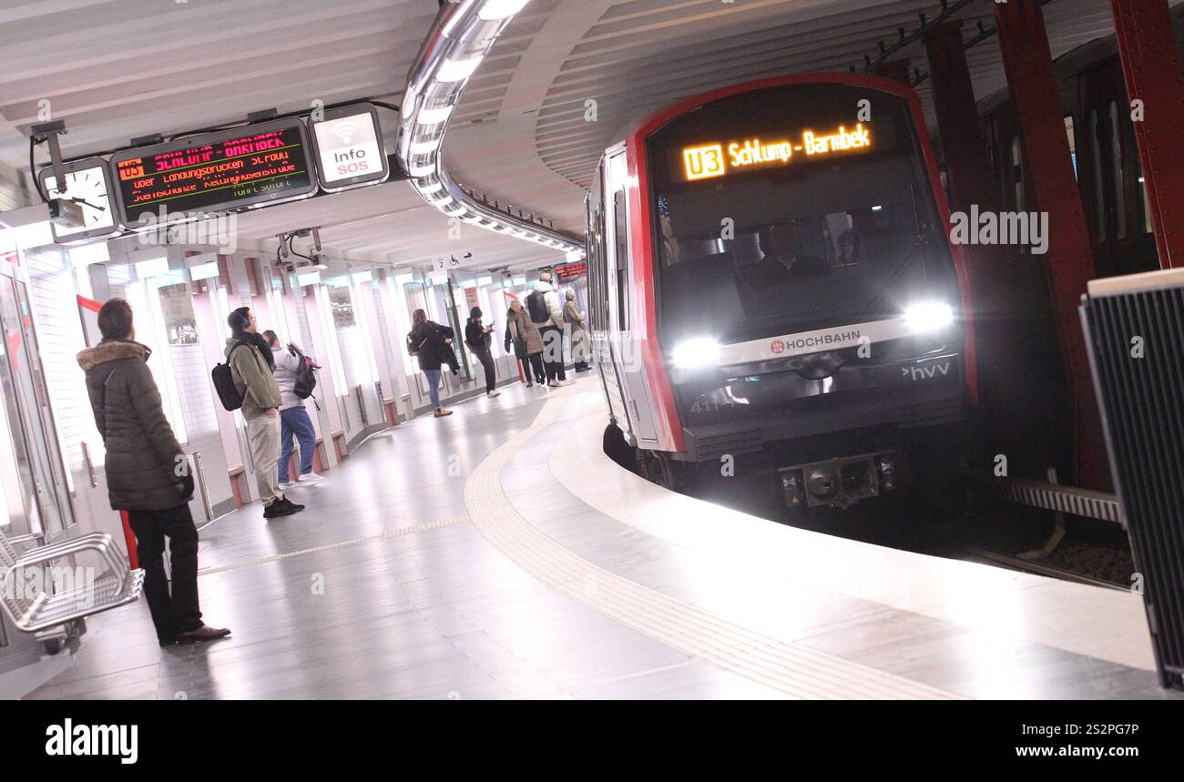 Eine U-Bahn der Linie U3 in Richtung Schlump und Barmbek der Hamburger Hochbahn AG fährt in die ...