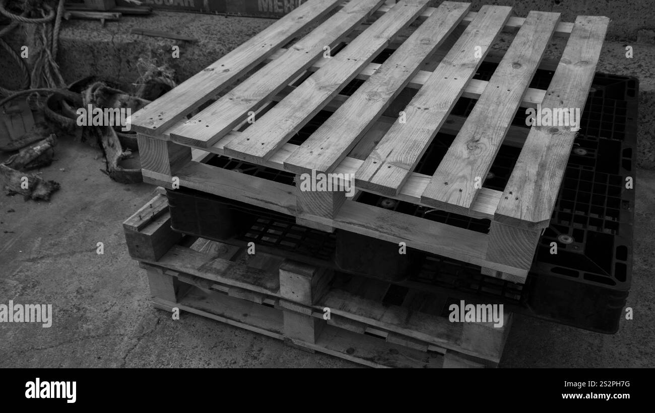 Scattered wooden pallets hi-res stock photography and images - Alamy