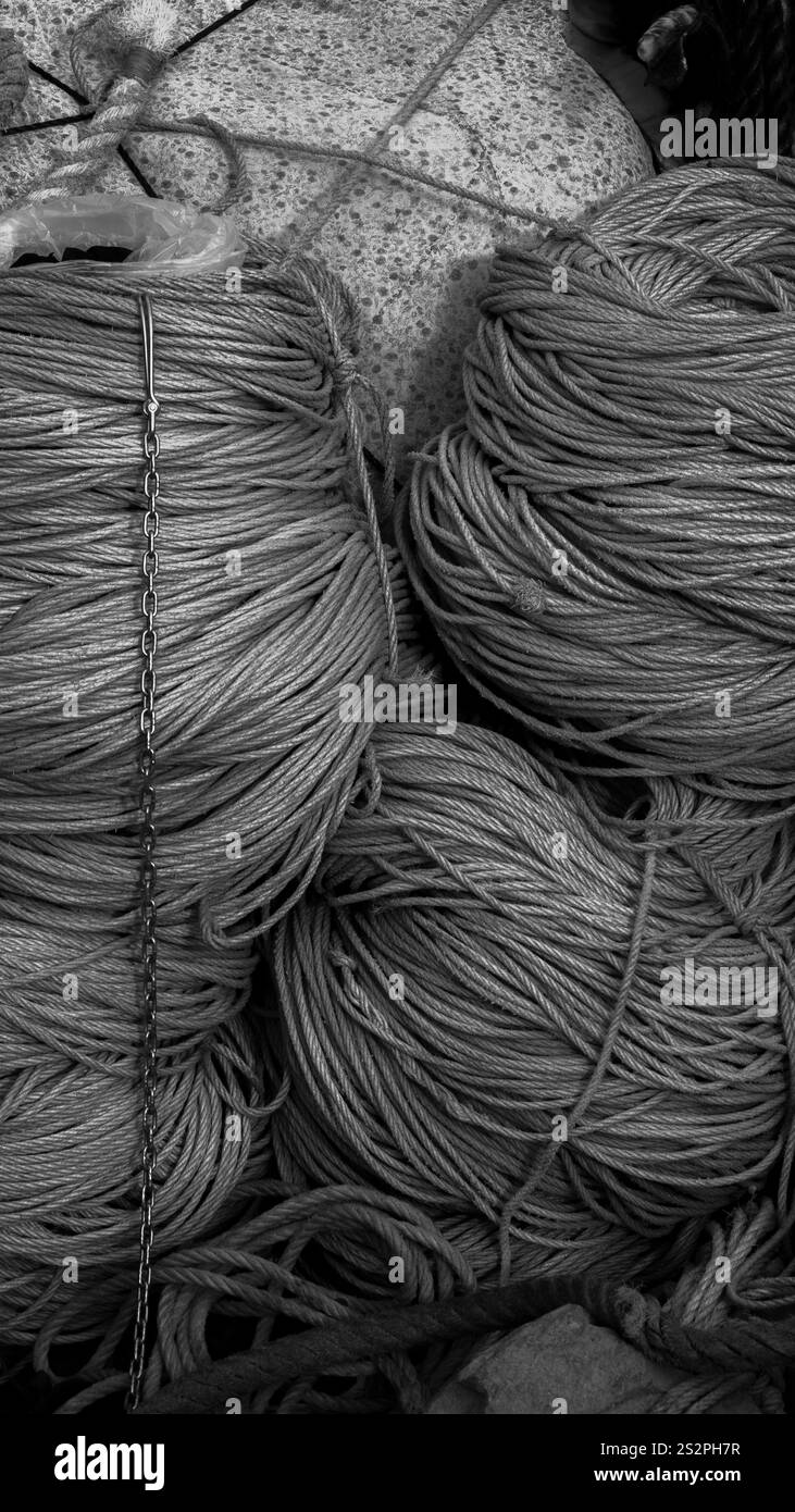 Intertwined rope hi-res stock photography and images - Alamy