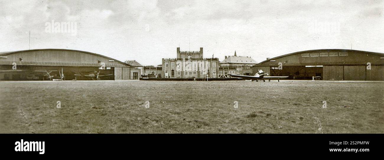 Flugplatz Devau Silhouette Stock Photo - Alamy