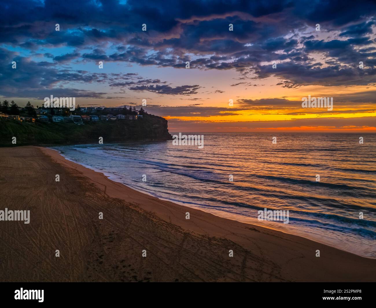 Sunrise Seascape at Bilgola Beach on the Northern Beaches of Sydney ...