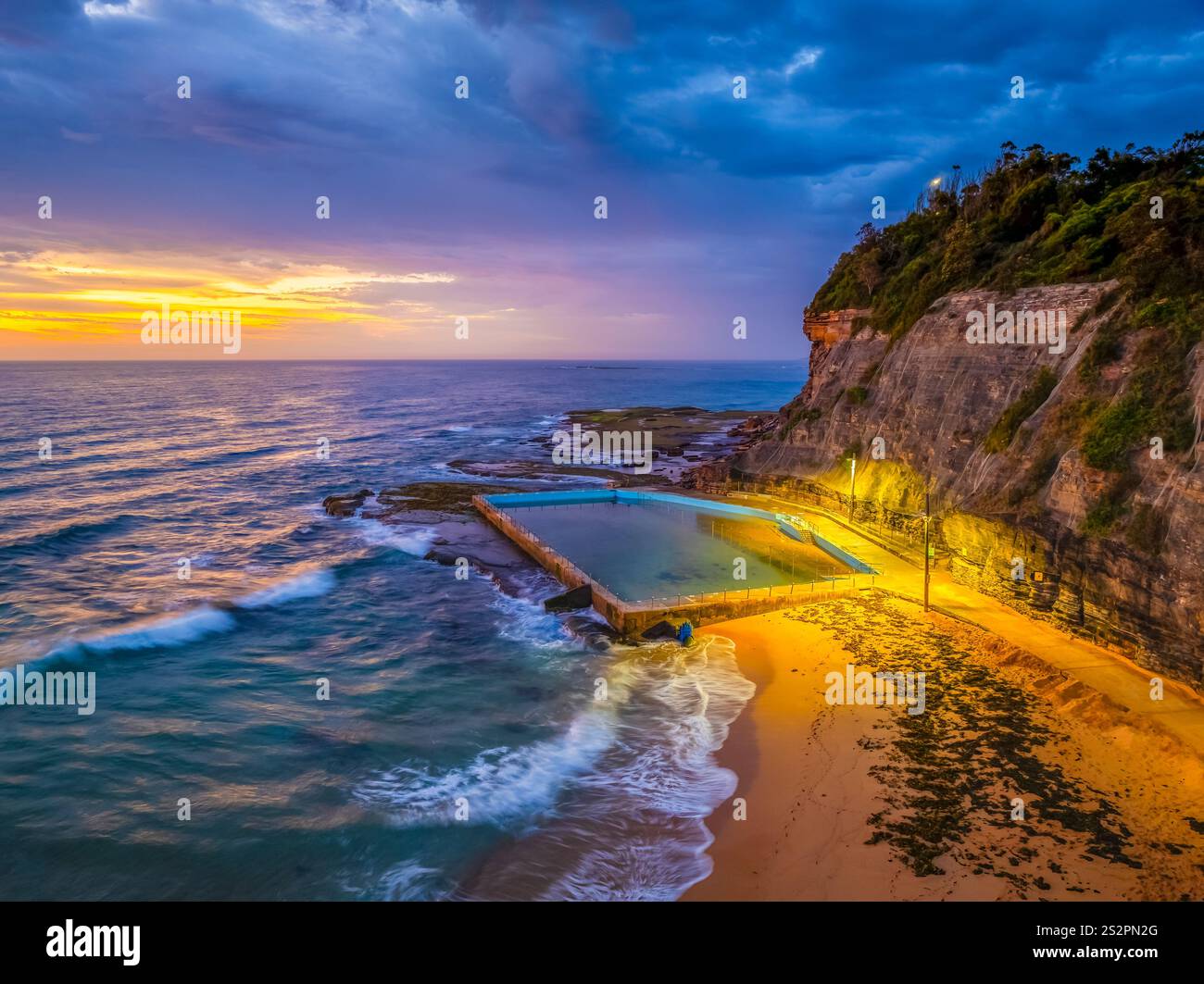 Sunrise Seascape at Bilgola Beach on the Northern Beaches of Sydney ...