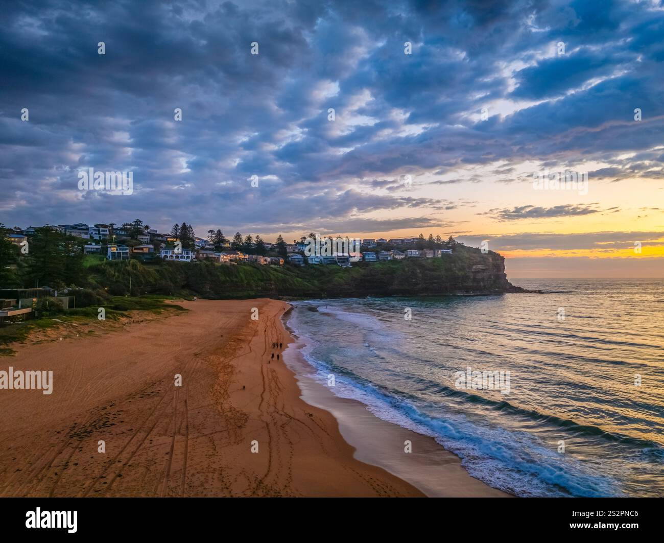 Sunrise Seascape at Bilgola Beach on the Northern Beaches of Sydney ...