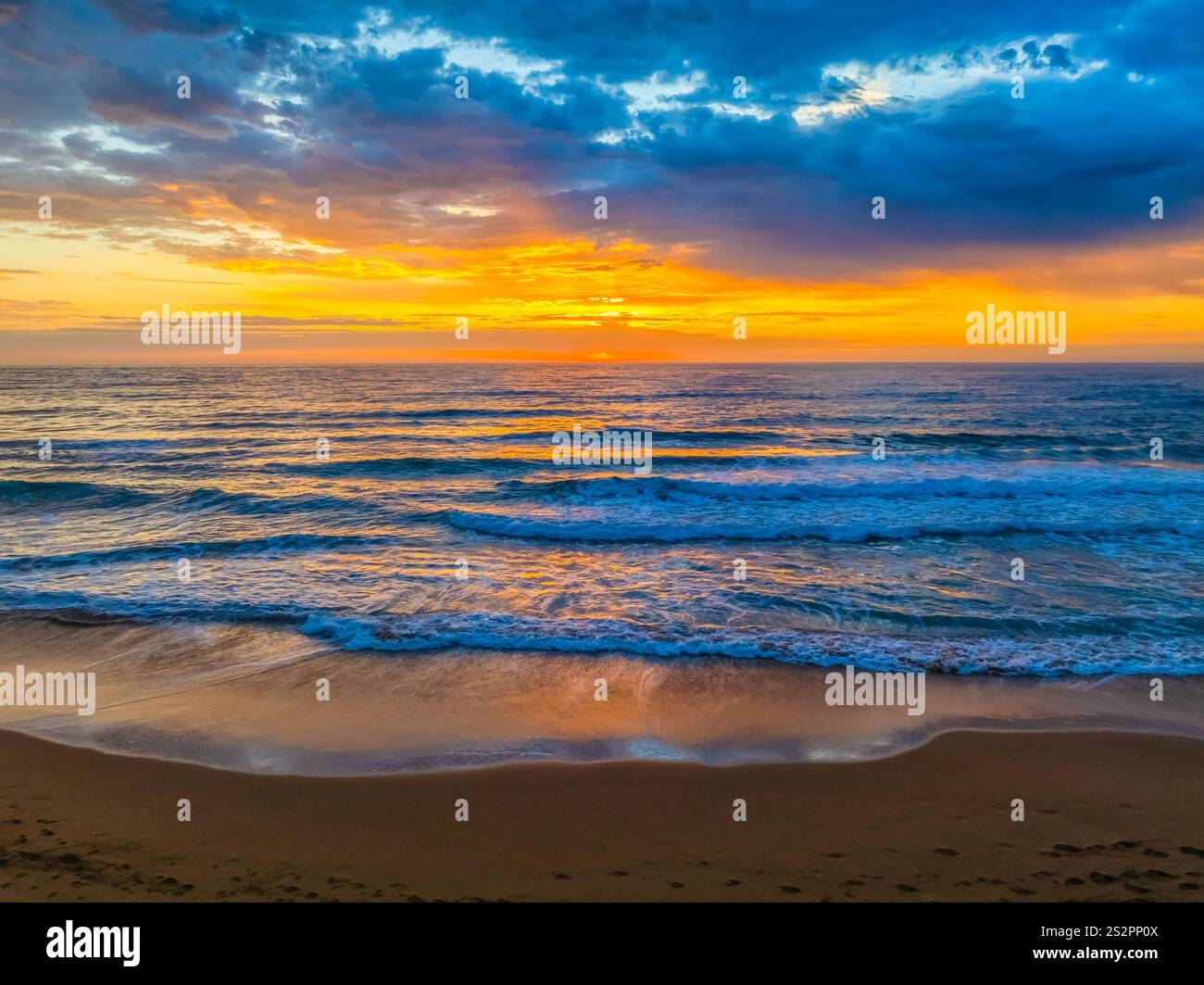 Sunrise Seascape at Bilgola Beach on the Northern Beaches of Sydney ...