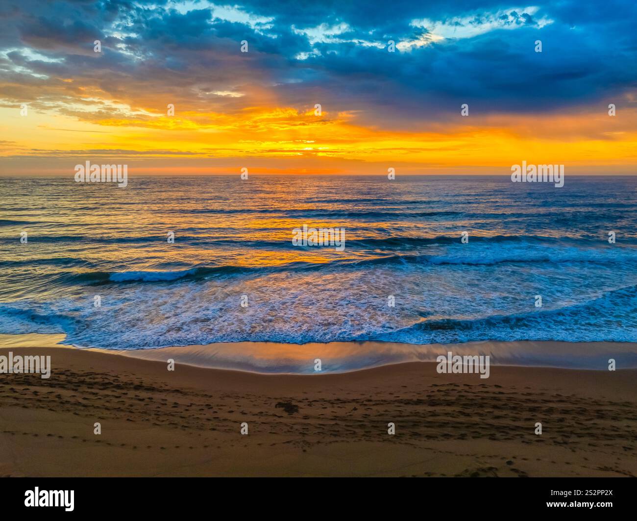 Sunrise Seascape at Bilgola Beach on the Northern Beaches of Sydney ...
