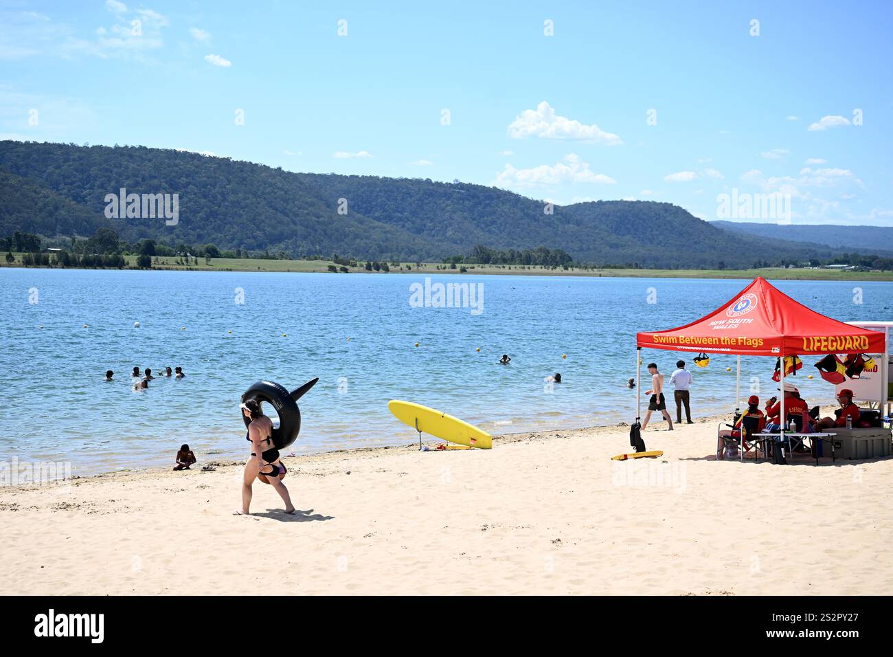 Sydney, Australia. 17th Dec, 2024. People are seen cooling off at ...