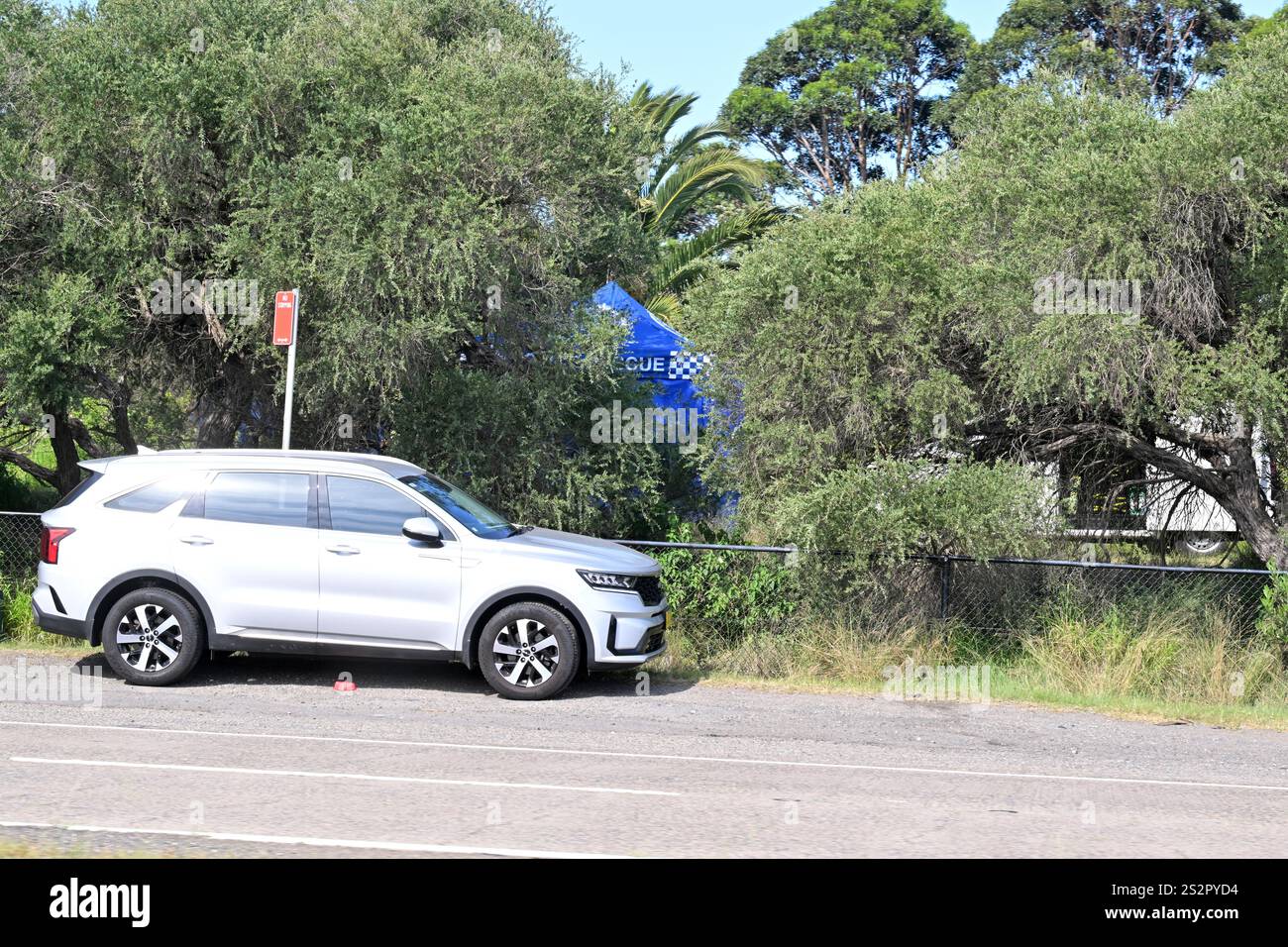 Sydney, Australia. 17th Dec, 2024. Police set up a forensics tent and ...