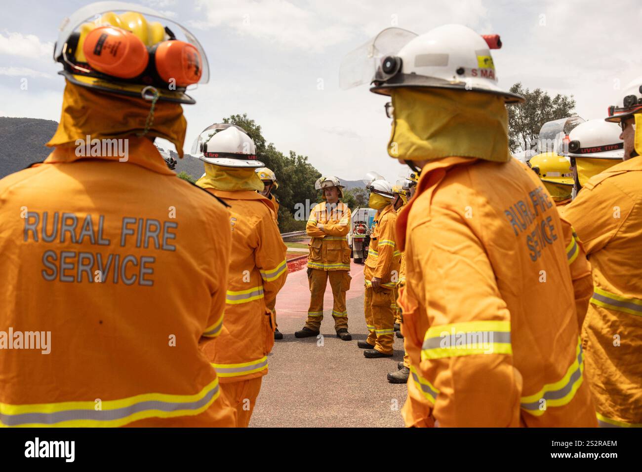 Fire crews battle Bushfires at Halls Gap in the Grampians region of ...