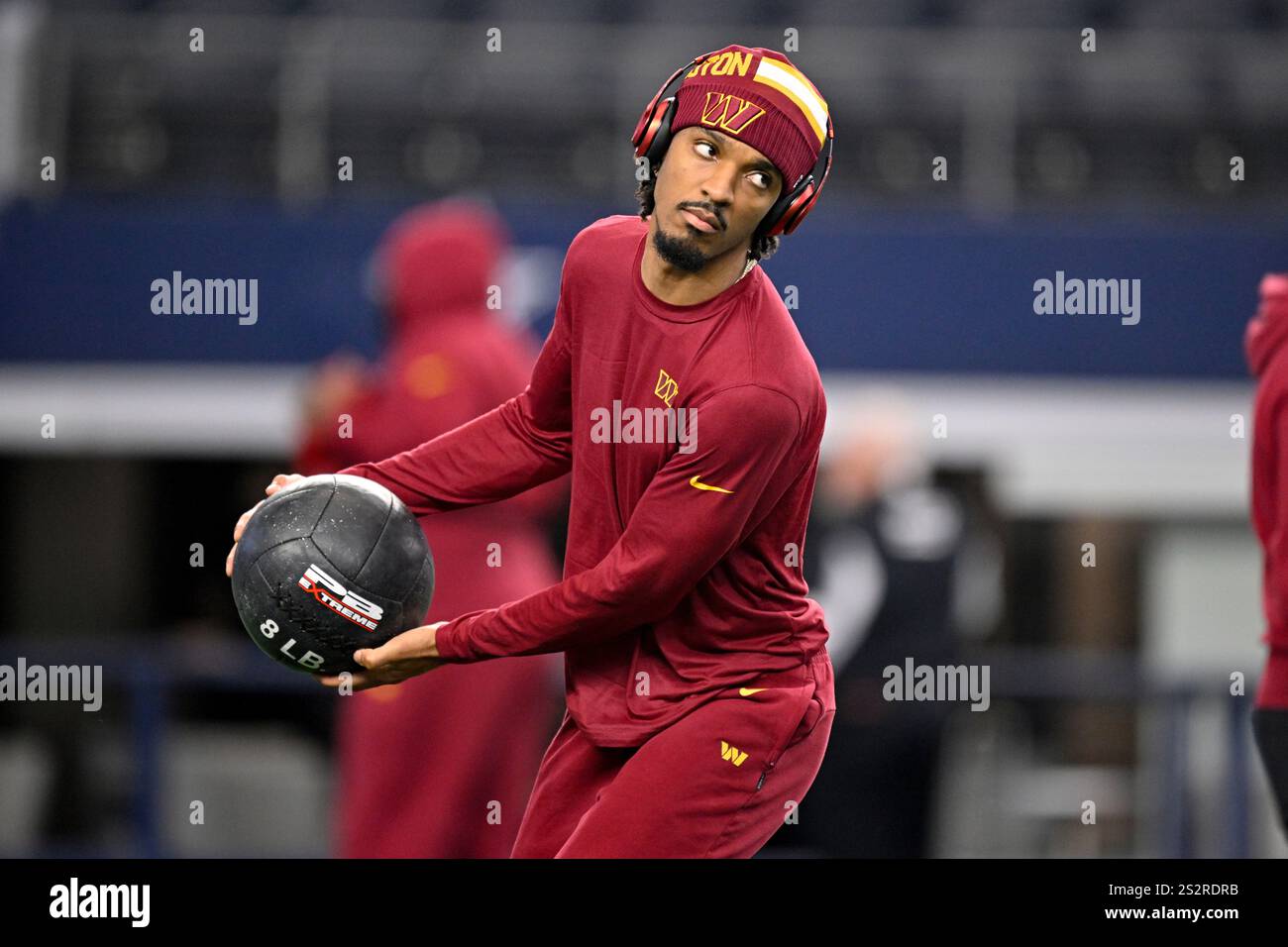 Washington Commanders quarterback Jayden Daniels (5) warms up before an ...