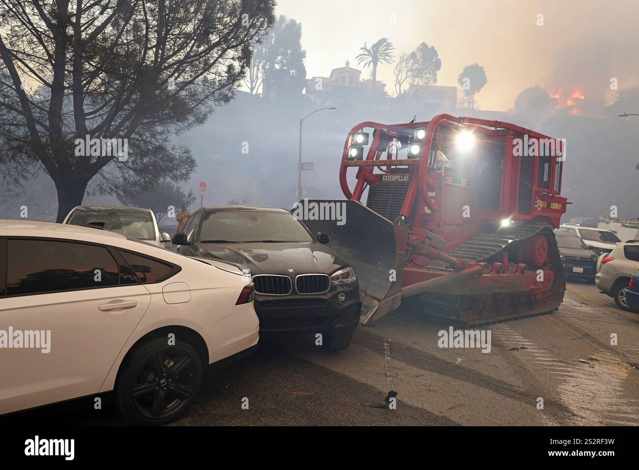Los Angeles, California, USA. 7th Jan, 2025. A fire department ...
