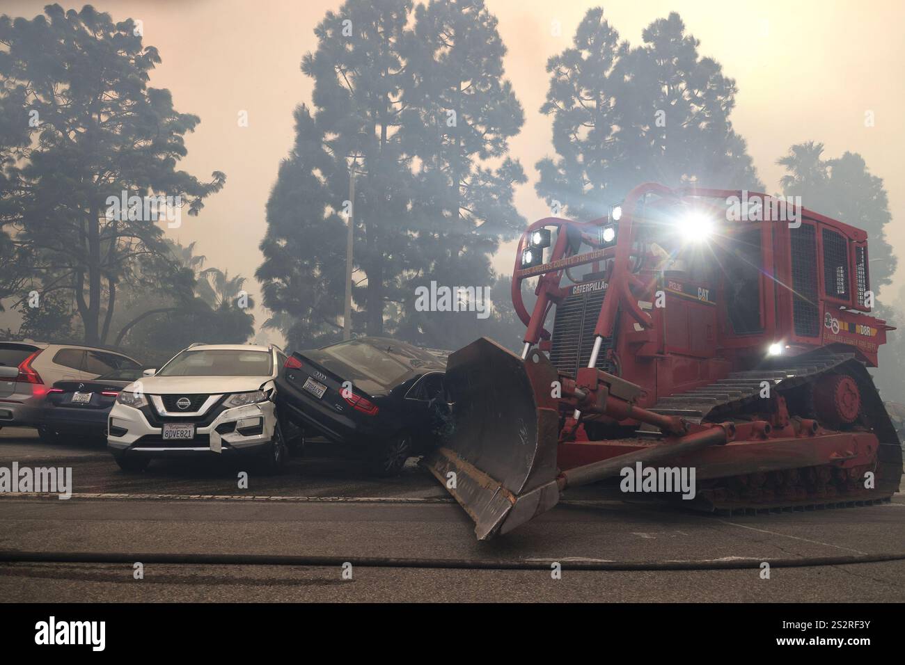 Los Angeles, California, USA. 7th Jan, 2025. A fire department ...