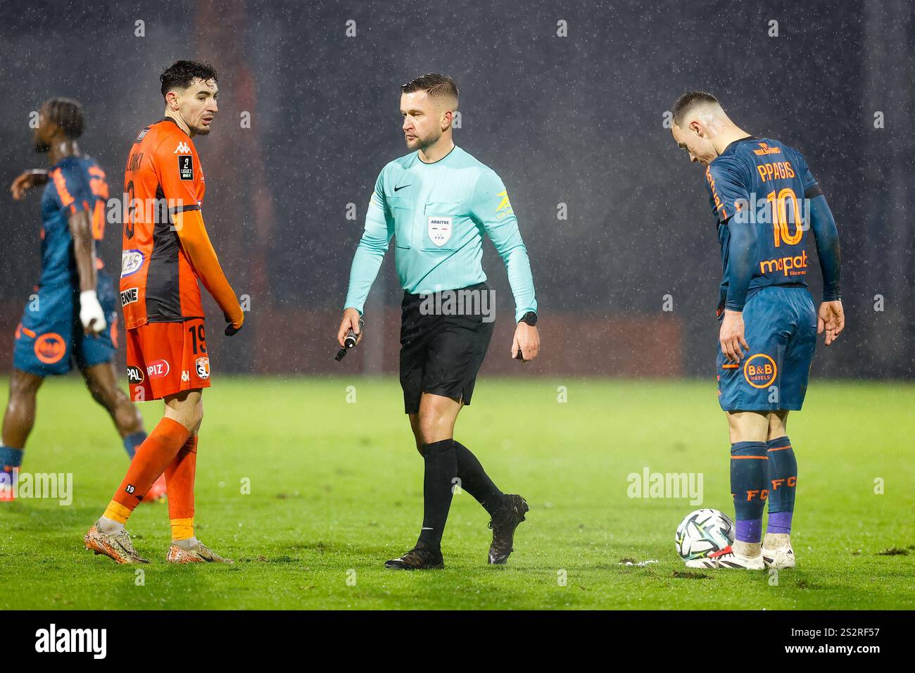 19 Malik SELLOUKI (slmfc) - Geoffrey KUBLER (ARBITRE) during the Ligue ...