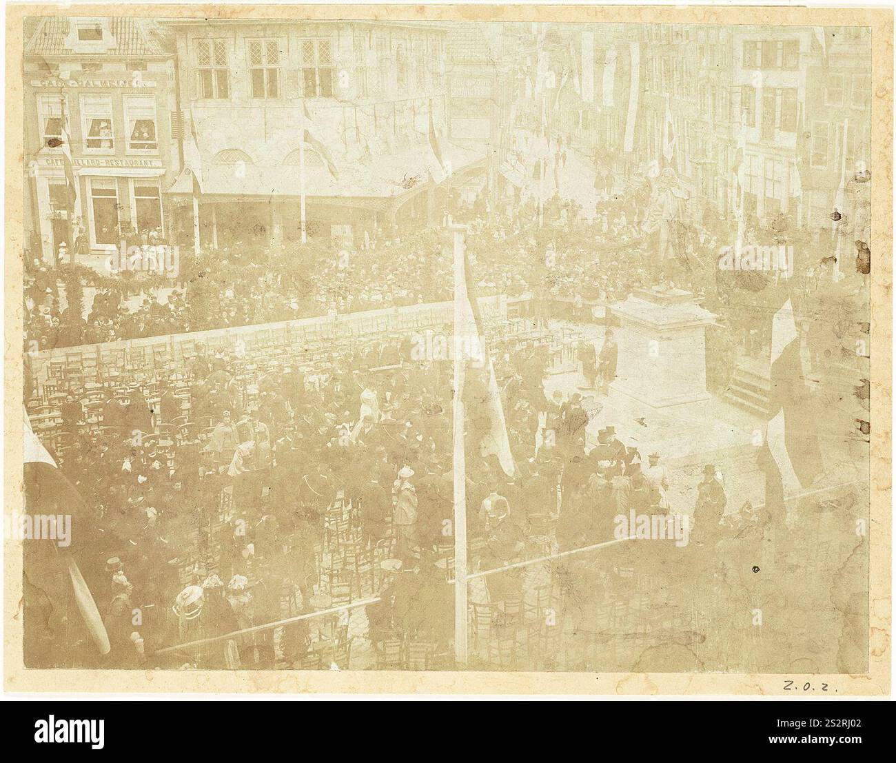 Foto van de Rode Steen na de onthulling van het standbeeld 2 Stock ...