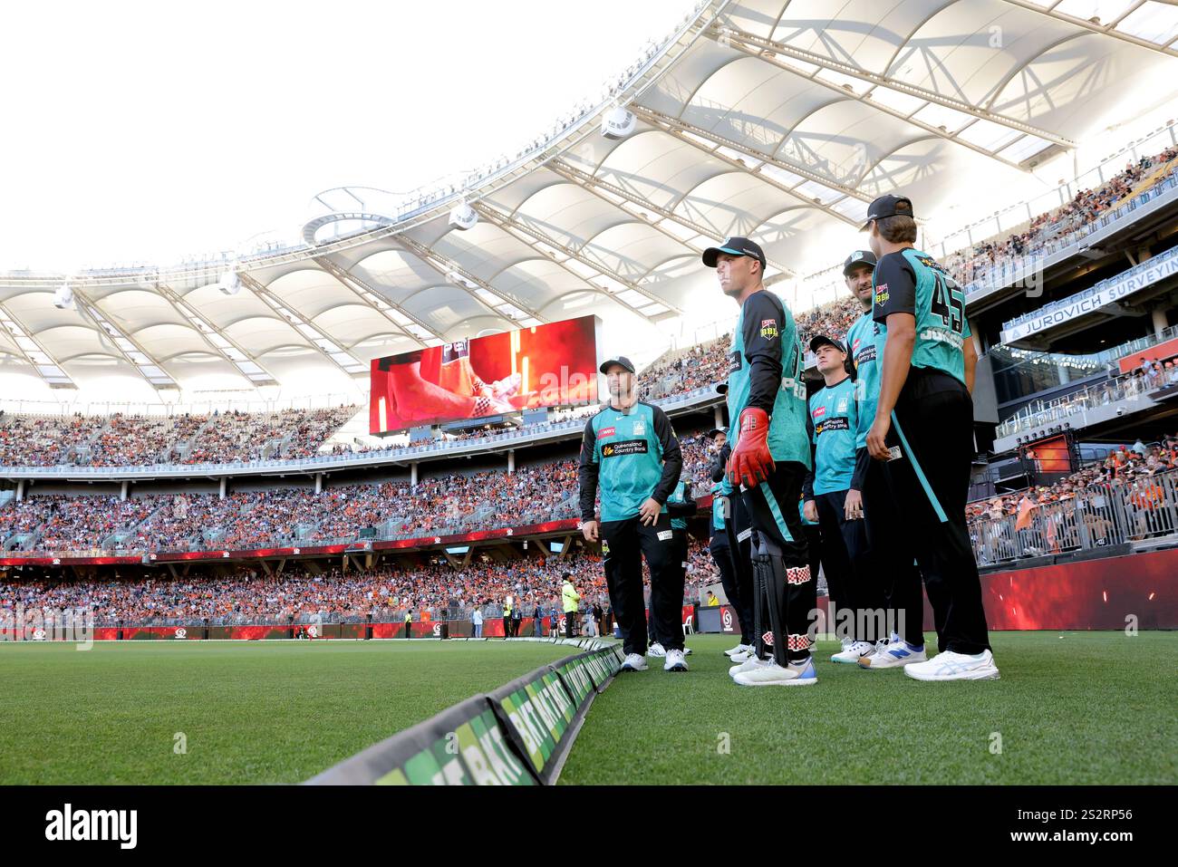 Perth, Australia. 26th Dec, 2024. The Heat wait to enter the field ...