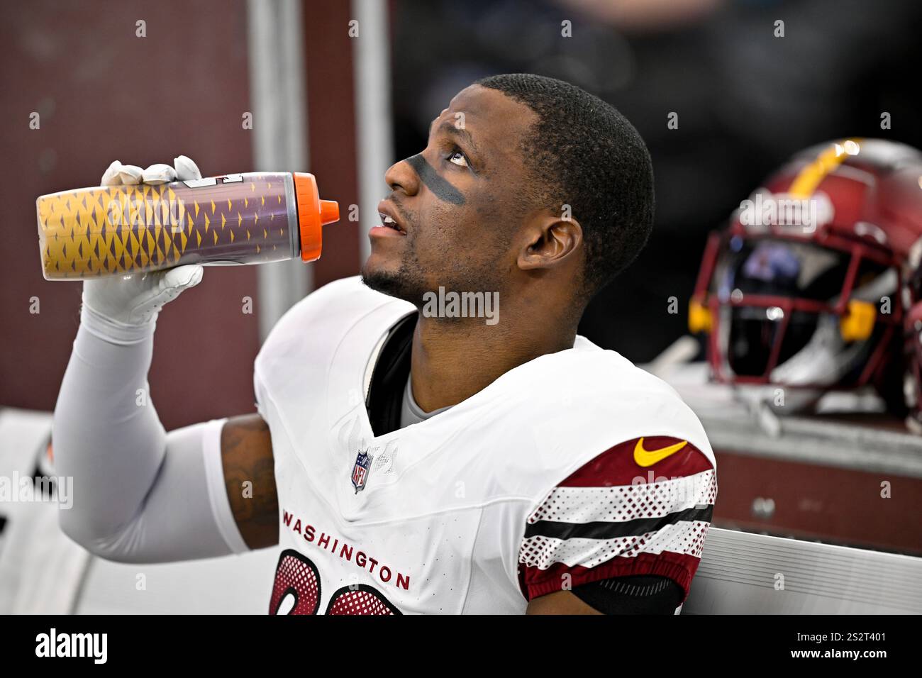 Washington Commanders safety Jeremy Reaves (39) drinks from a water ...