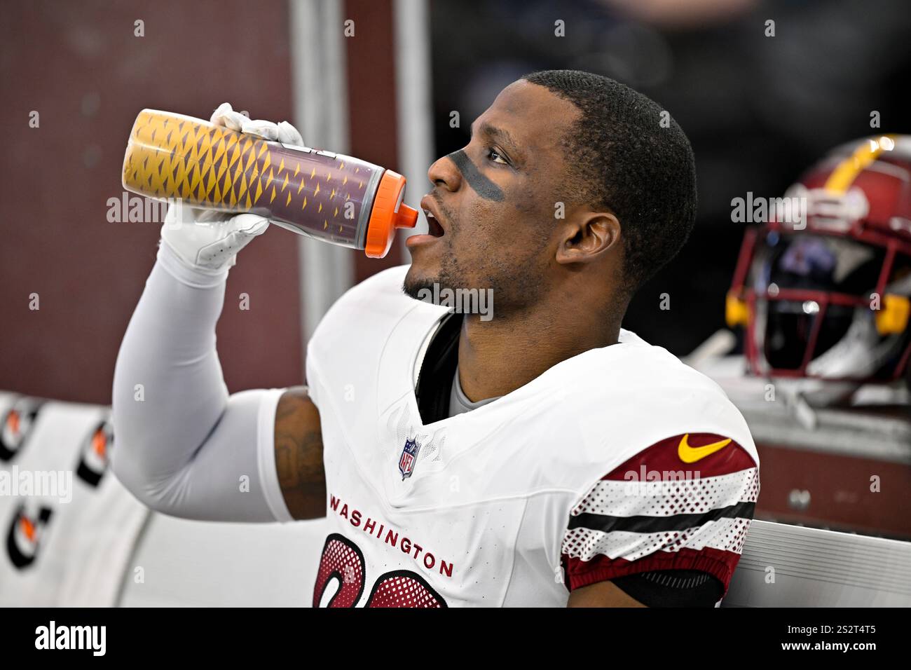 Washington Commanders safety Jeremy Reaves (39) drinks from a water ...