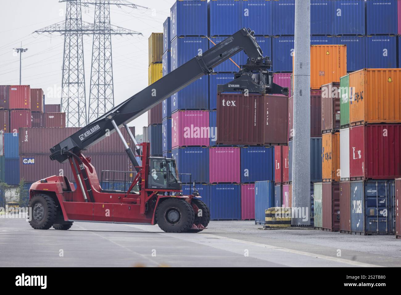 Mobile loading crane, container crane with containers in Duisburg ...