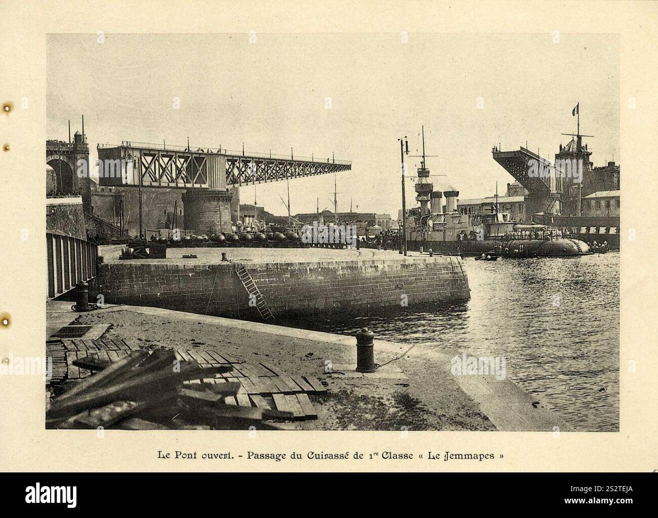 001 12 Le Pont ouvert. - Passage du cuirassé de 1re classe « Le ...