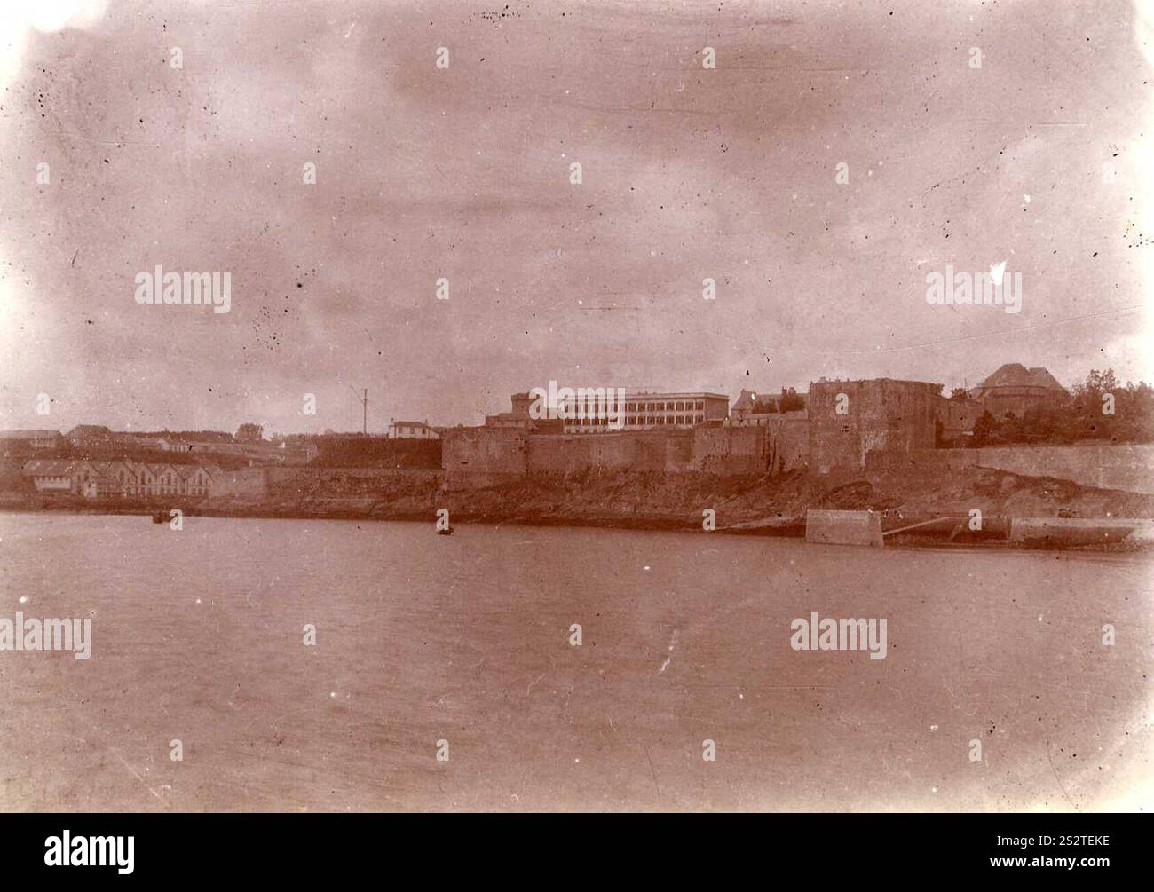 5 Entrée du port militaire et château Stock Photo - Alamy