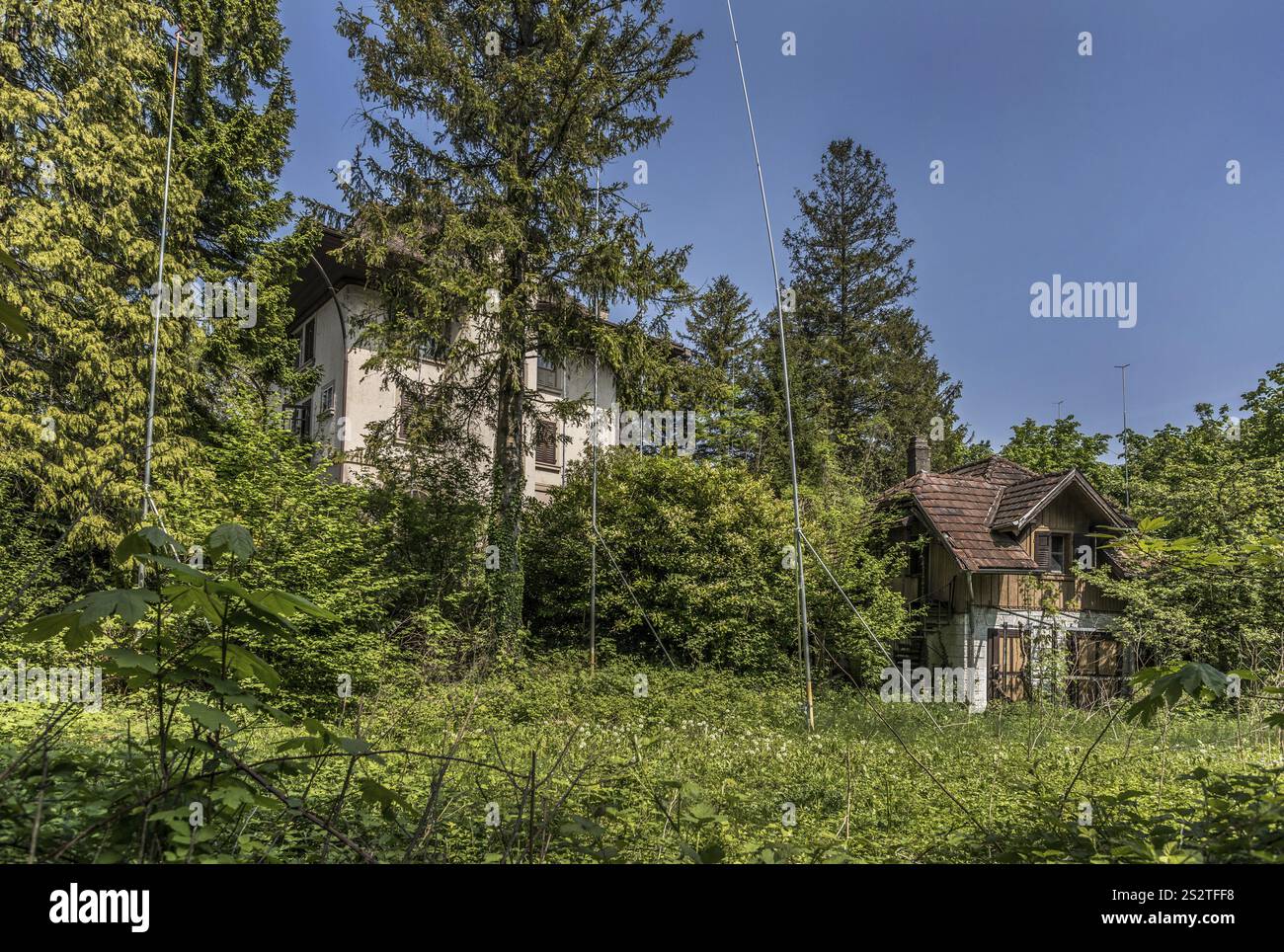 On the left the residential building and on the right the garden house ...