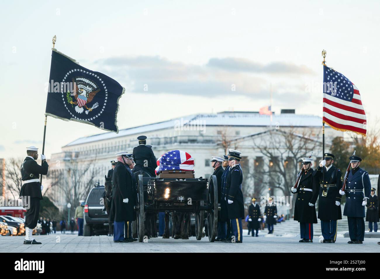 A horse-drawn caisson of the U.S. Army's Caisson Detachment arrives ...